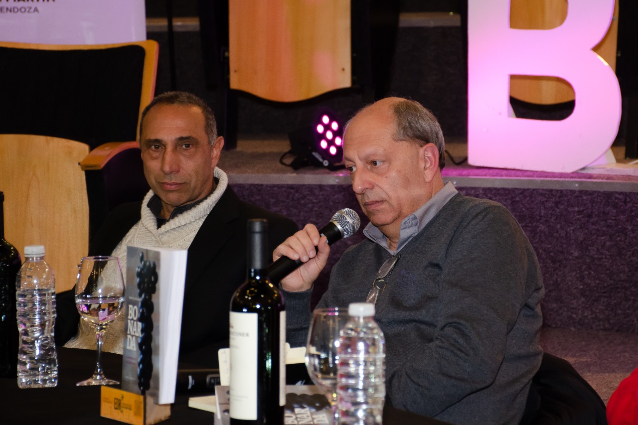 Se presentó el libro "Bonarda, historia de un gran vino" de Roberto ...