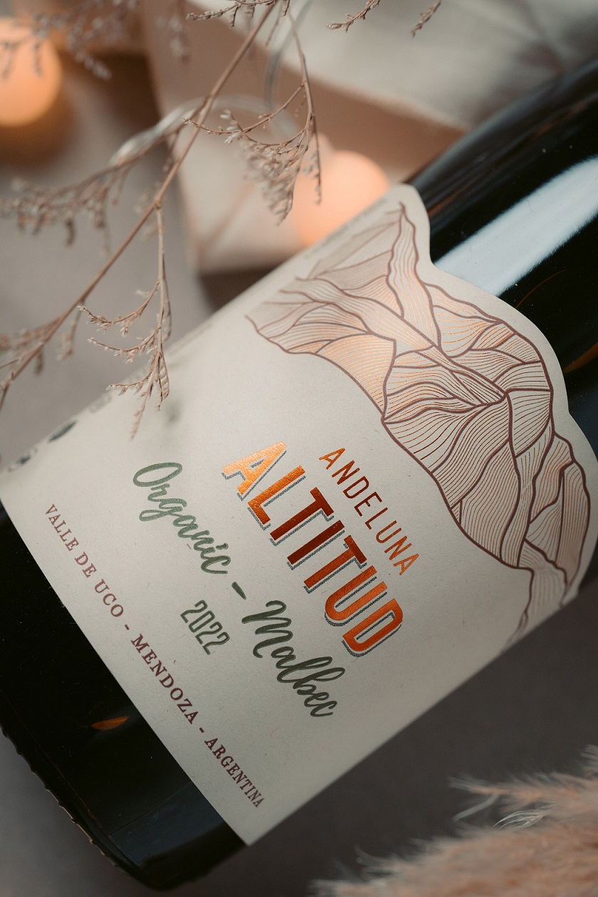 Andeluna presenta "Altitud Organic Malbec 2022", su primer vino ...